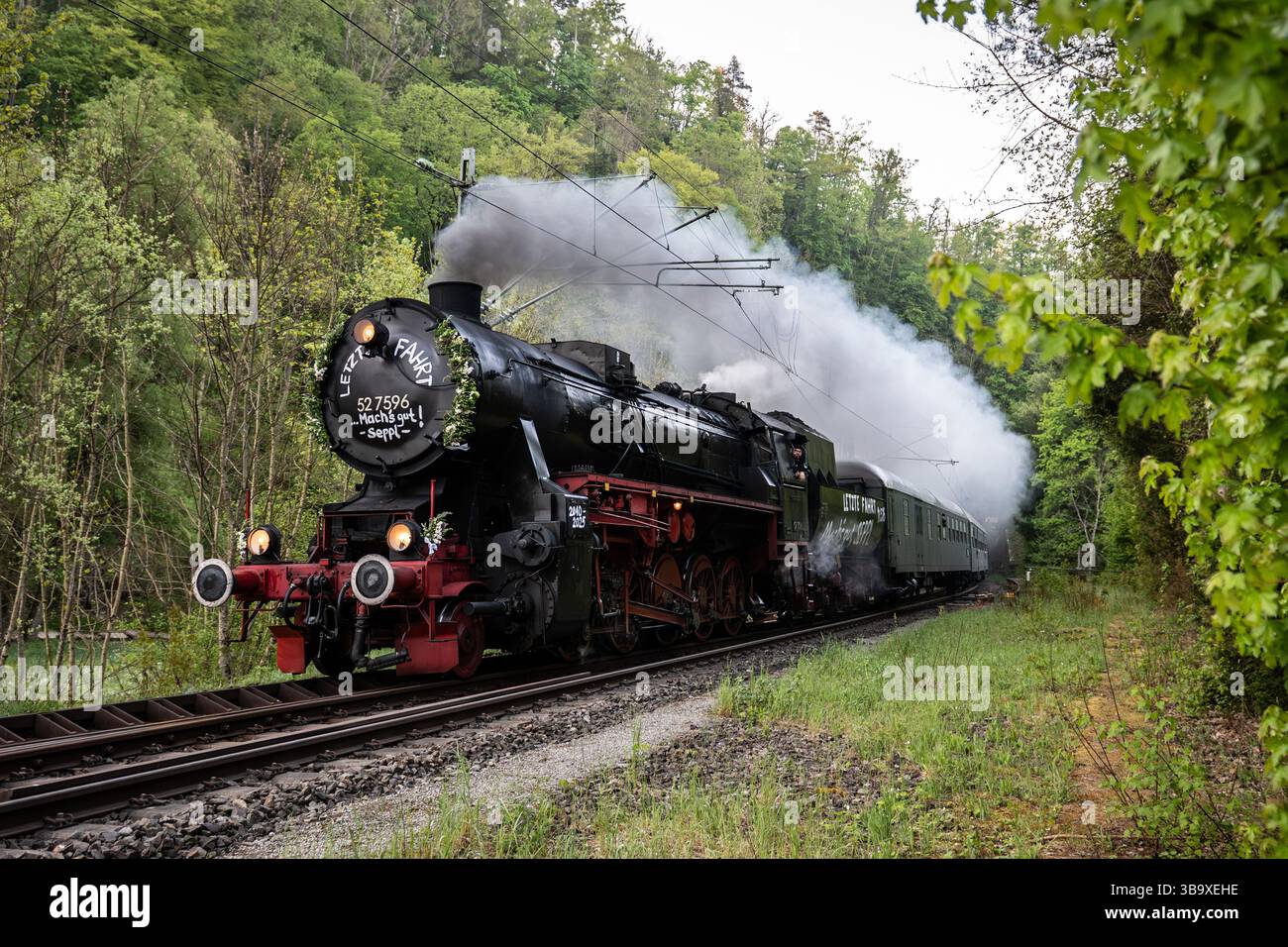 Rottweil, Germany. 11th May, 2025. The steam locomotive 52 7596 of the ...