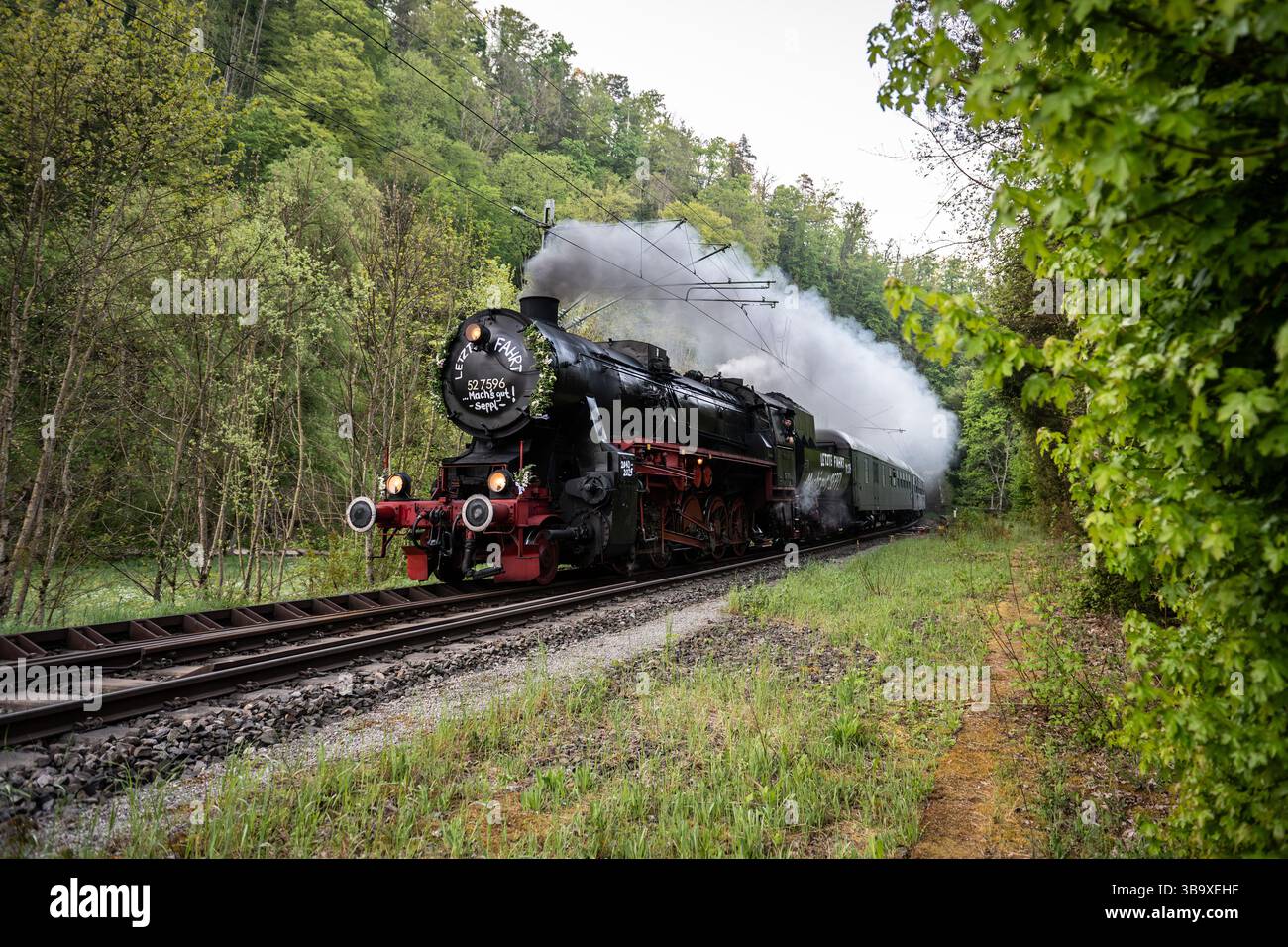 Rottweil, Germany. 11th May, 2025. The steam locomotive 52 7596 of the ...