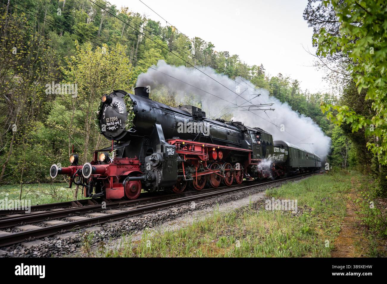 Rottweil, Germany. 11th May, 2025. The steam locomotive 52 7596 of the ...