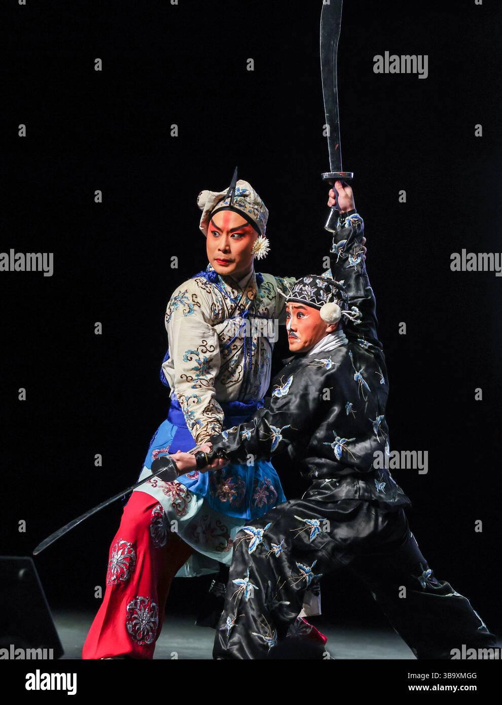 (250511) -- AUCKLAND, May 11, 2025 (Xinhua) -- Artists from China's ...