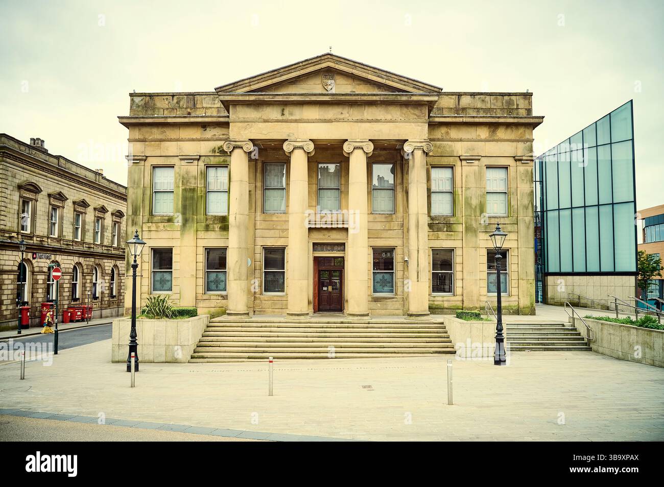 Oldham old town hall now restaurants and Odeon cinema,UK Stock Photo ...