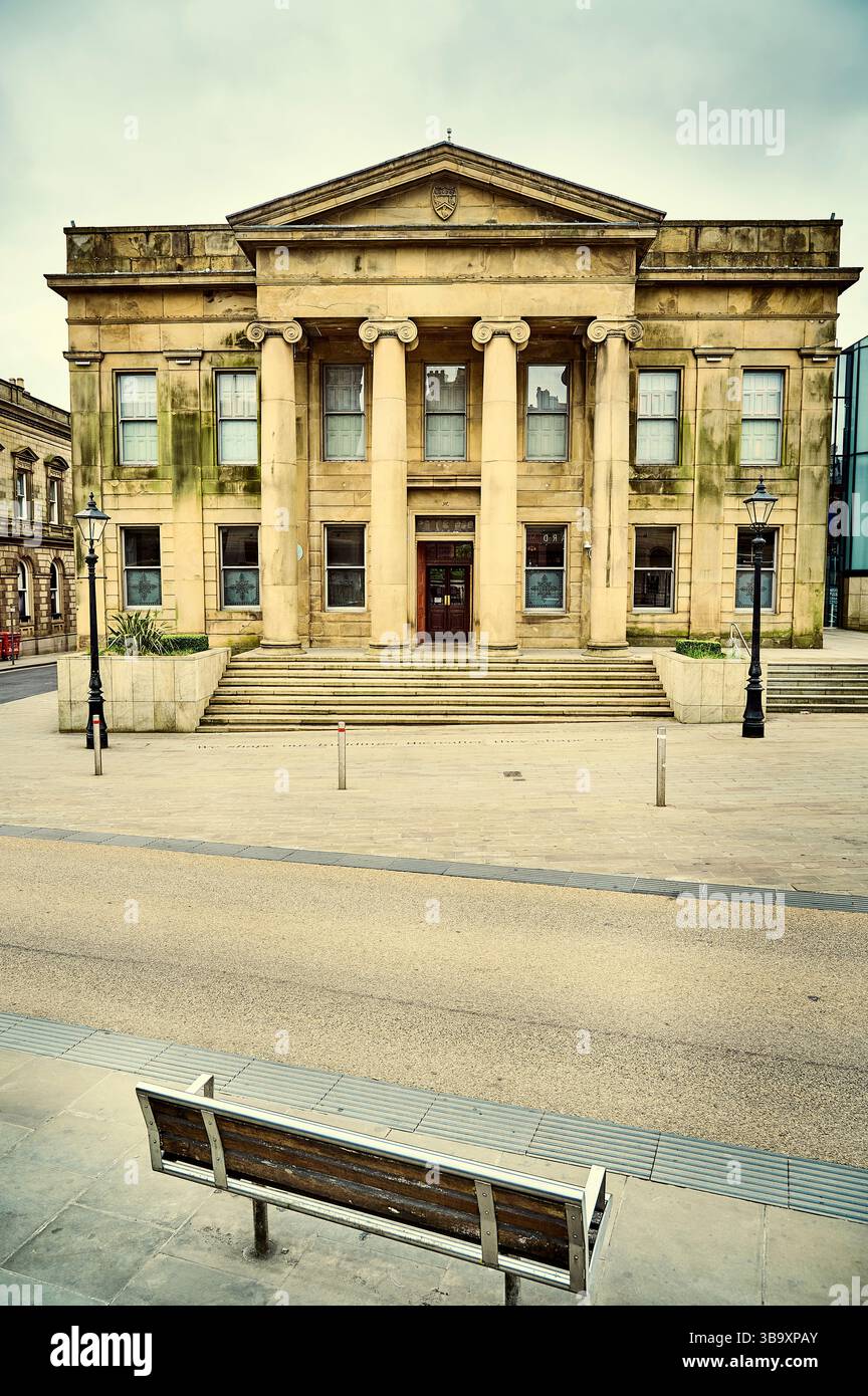 Oldham old town hall now restaurants and Odeon cinema,UK Stock Photo ...