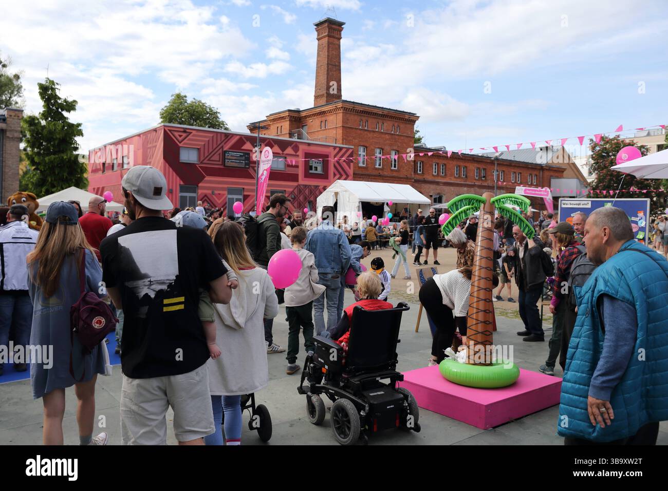 Menschen beim Akzeptanzfestival am Waschhaus in Potsdam, 10. Mai 2025. Akzeptanzfestival Potsdam ...