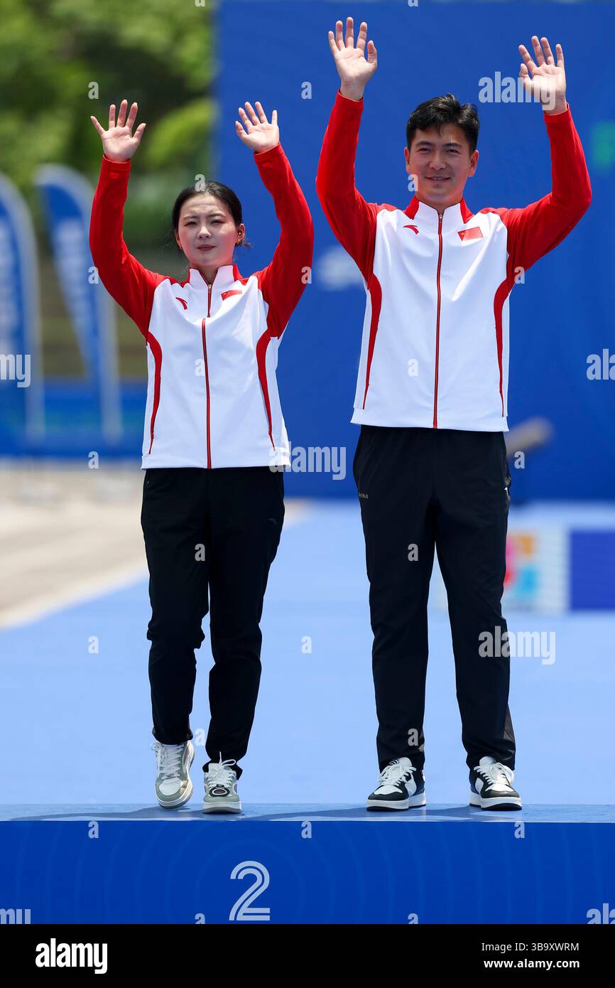 Shanghai, China. 11th May, 2025. Silver medalists Li Jiaman (L) and ...