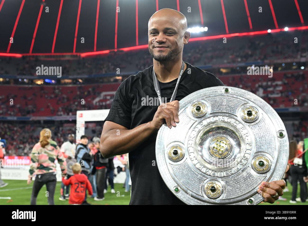Munich, Deutschland. 10th May, 2025. Coach Vincent KOMPANY (FC Bayern ...