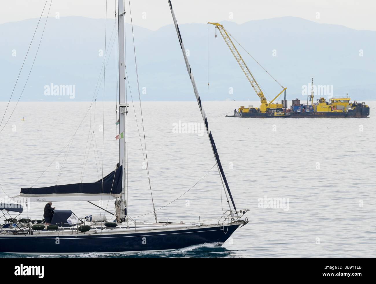 Wrack segelboot hi-res stock photography and images - Alamy