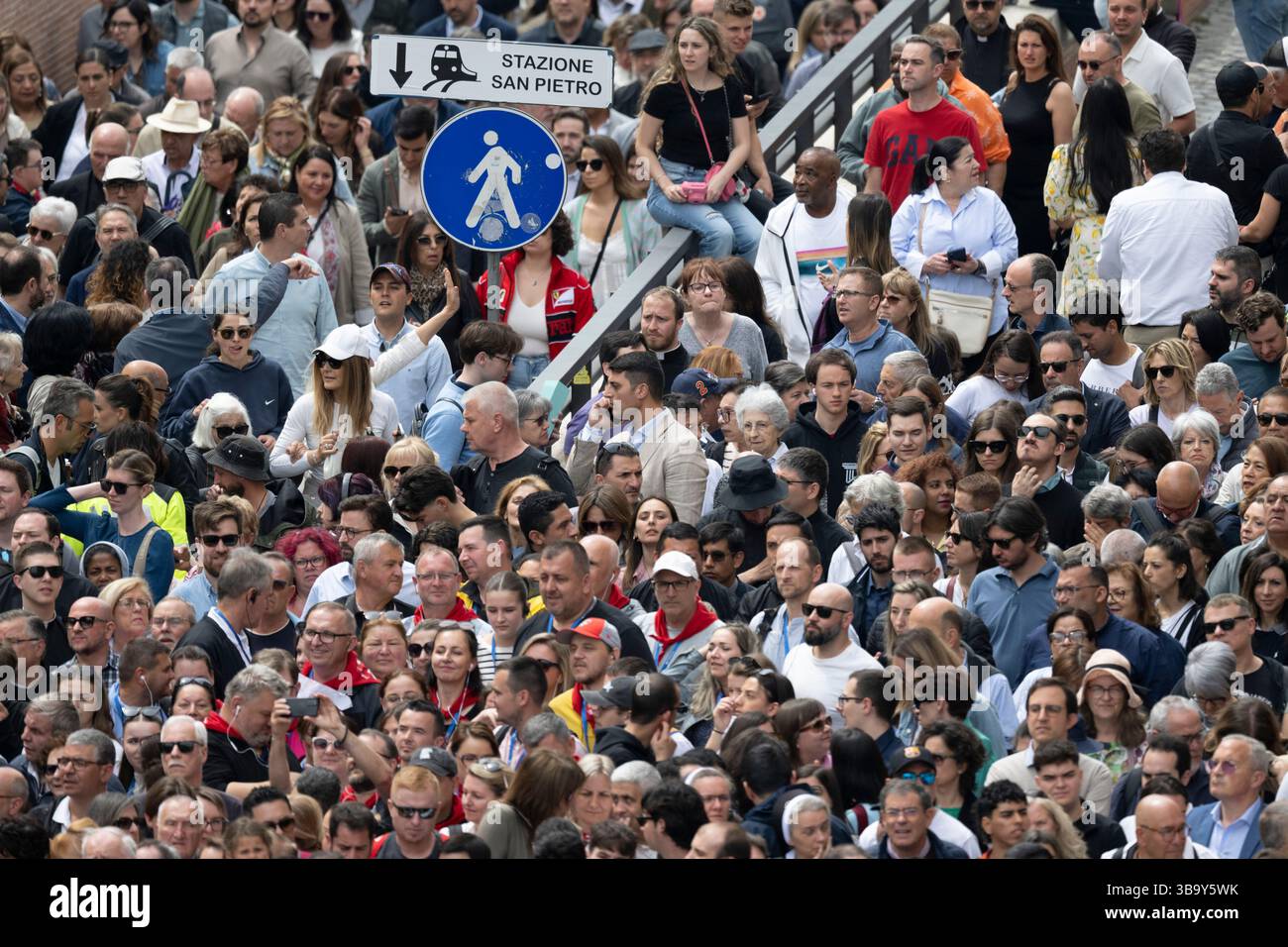 Rom, Italy. 11th May, 2025. People wait in St. Peter's Square for ...