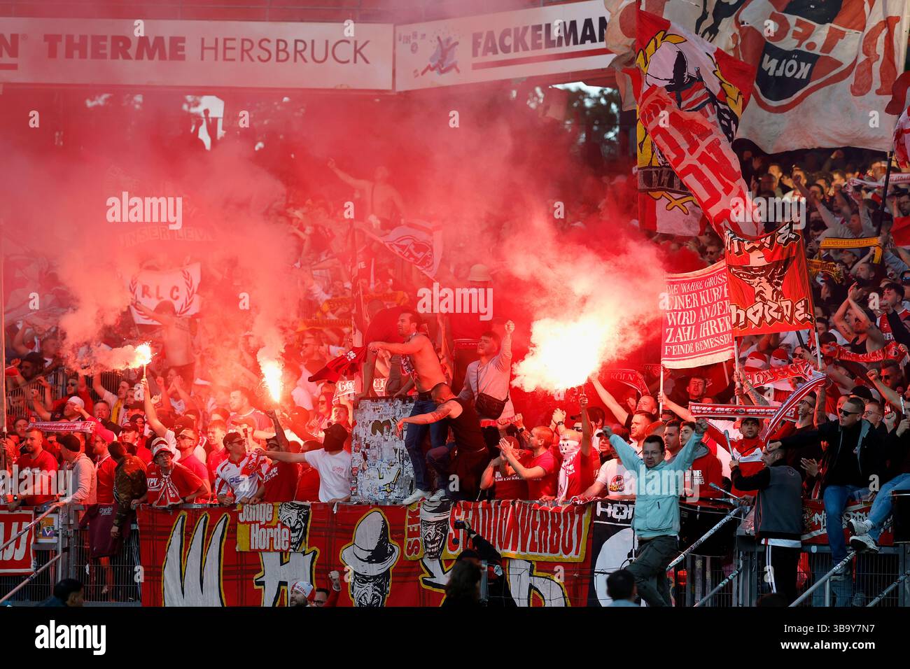 Pyro, Pyrotechnik, Raucht?pfe, Bengalos, bei den Kölner Fans. 09.05. ...