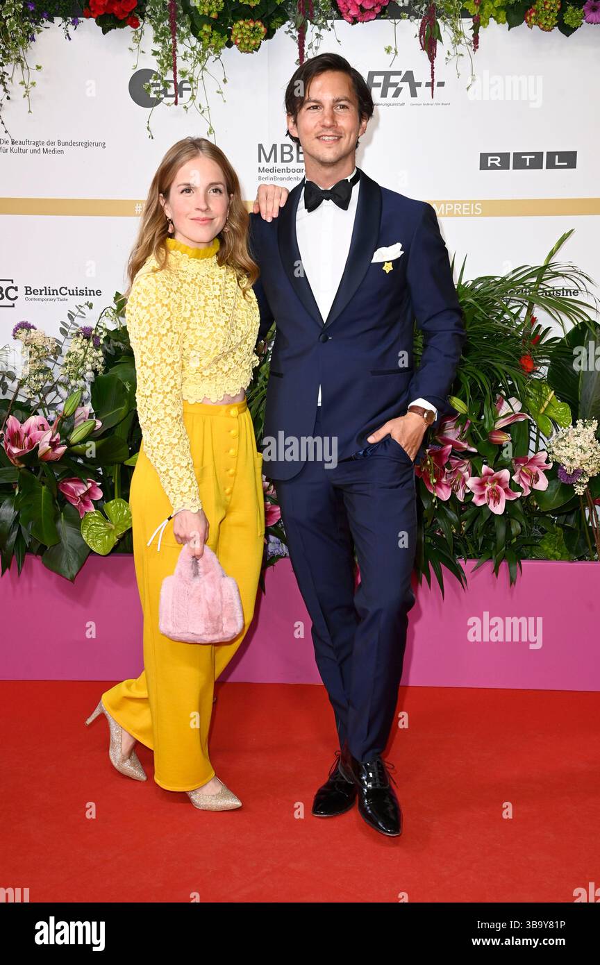 Paula Kalenberg und Tim Oliver Schultz bei der 75. Verleihung des ...