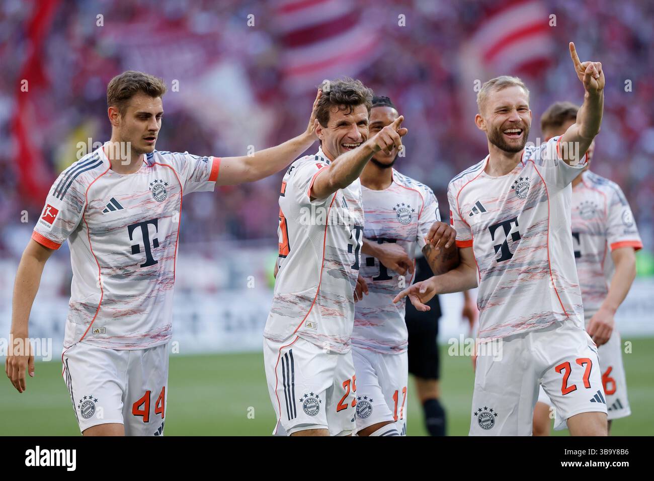 v.l. Josip Stanisic (FC Bayern Muenchen, 44), Thomas Mueller (FC Bayern ...