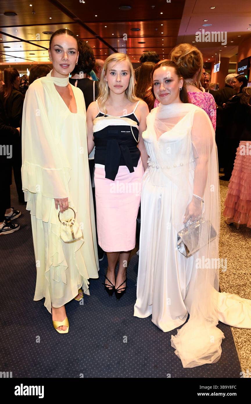 Janina Uhse, Milena Tscharntke und Dilara Aylin-Ziem bei der 75 ...