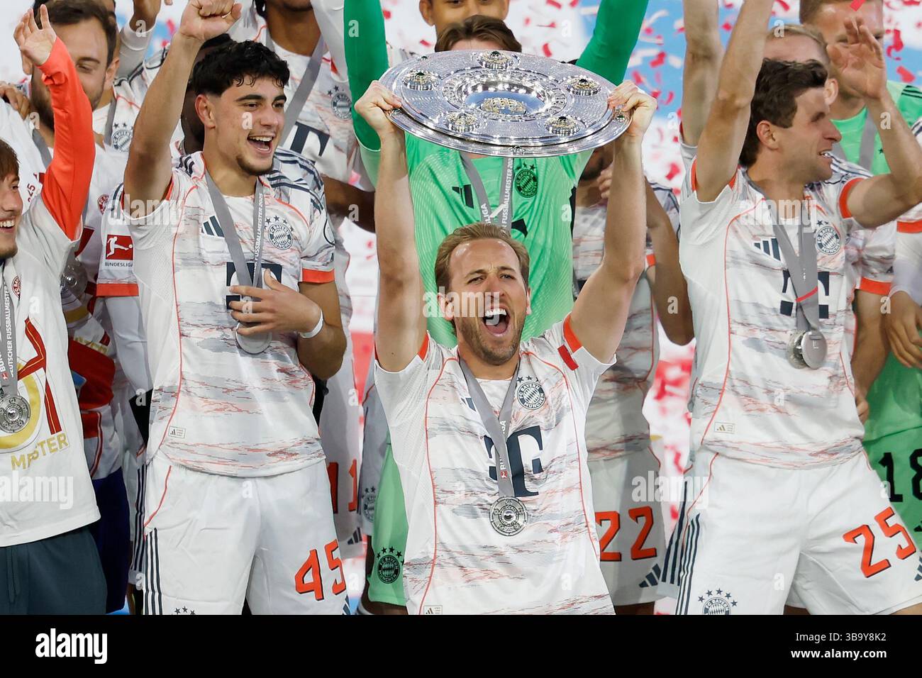 Harry Kane (FC Bayern Muenchen, 9) mit der Meisterschale. 10.05.2025 ...