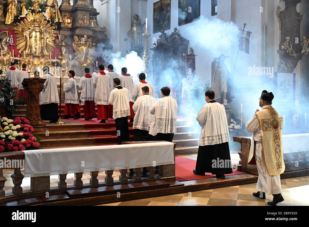 Munich, Germany. 11th May, 2025. Pastor Daniel Lerch (r) and altar ...