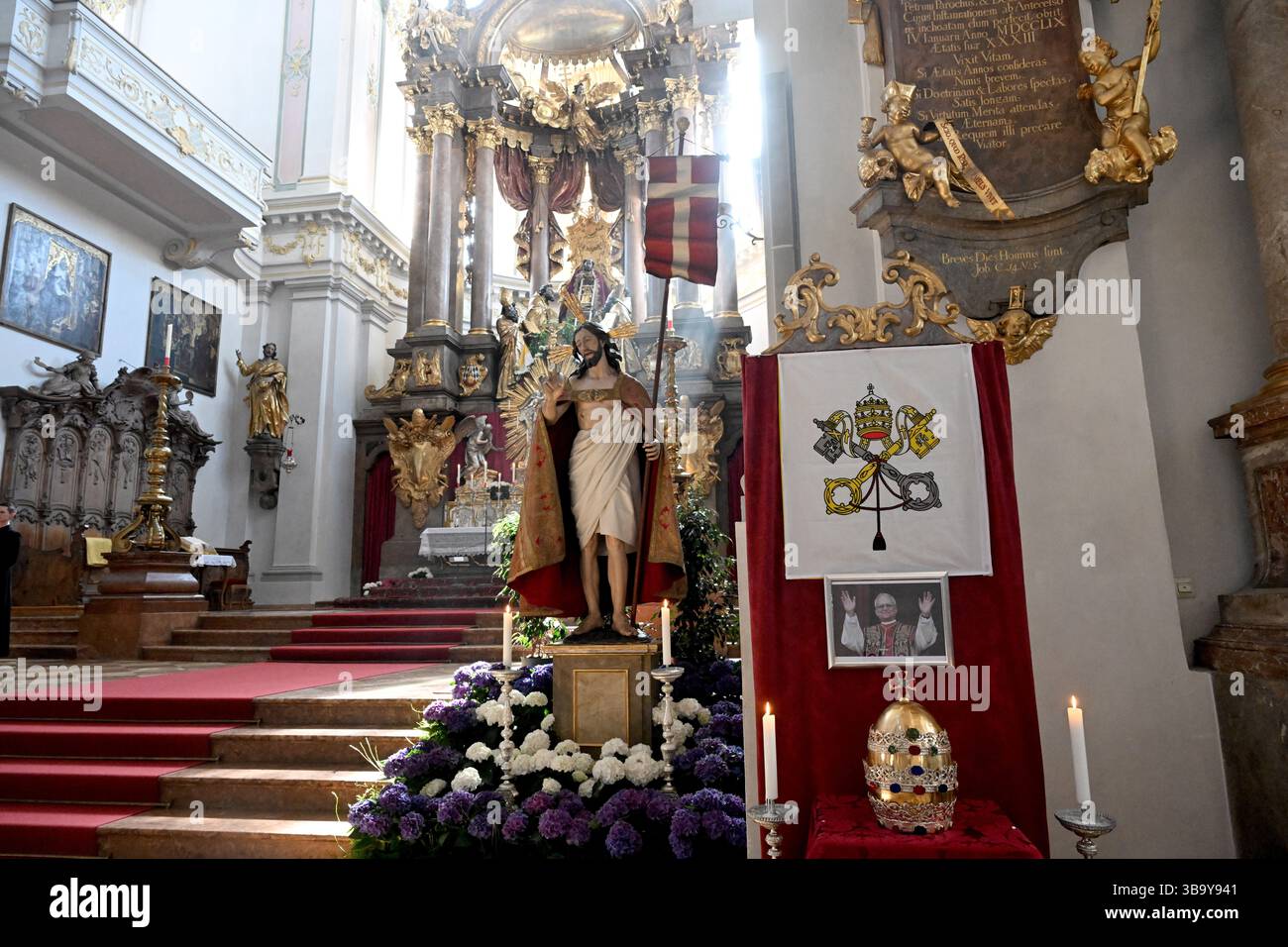 Pope leo xiv tiara hi-res stock photography and images - Alamy
