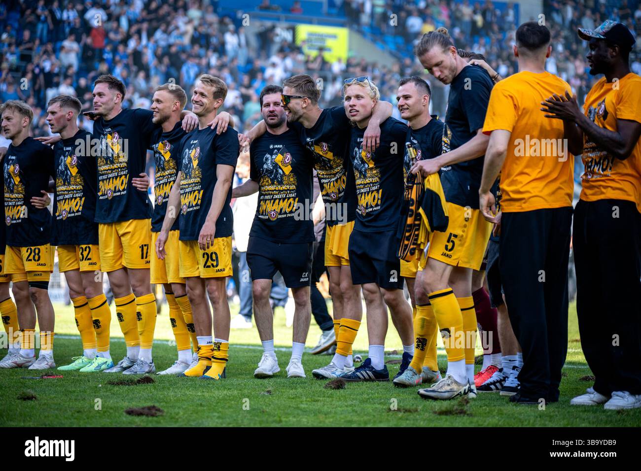 Jubel bei den Dresdener Fans, Aufstieg trotz Niederlage in Mannheim ...