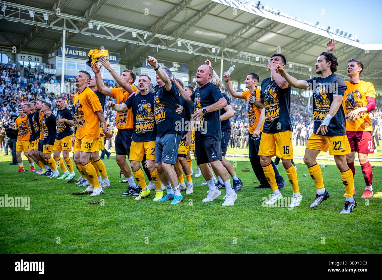 Jubel bei den Dresdener Fans, Aufstieg trotz Niederlage in Mannheim ...