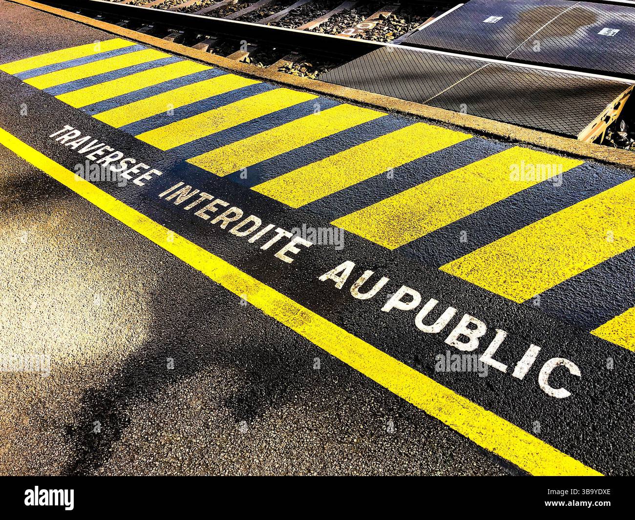 Edge of platform warning "Traversee Interdite au Public" against ...