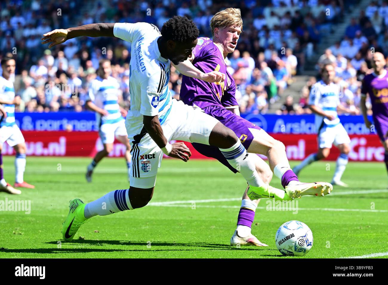 ZWOLLE - (l-r) Dylan Mbayo of PEC Zwolle, Robbin Weijenberg of Go Ahead ...