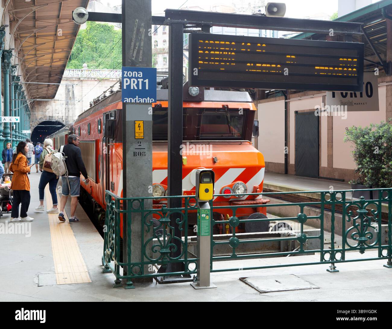 Train to Douro Valley and Pocinho on platform, Sao Bento railway ...