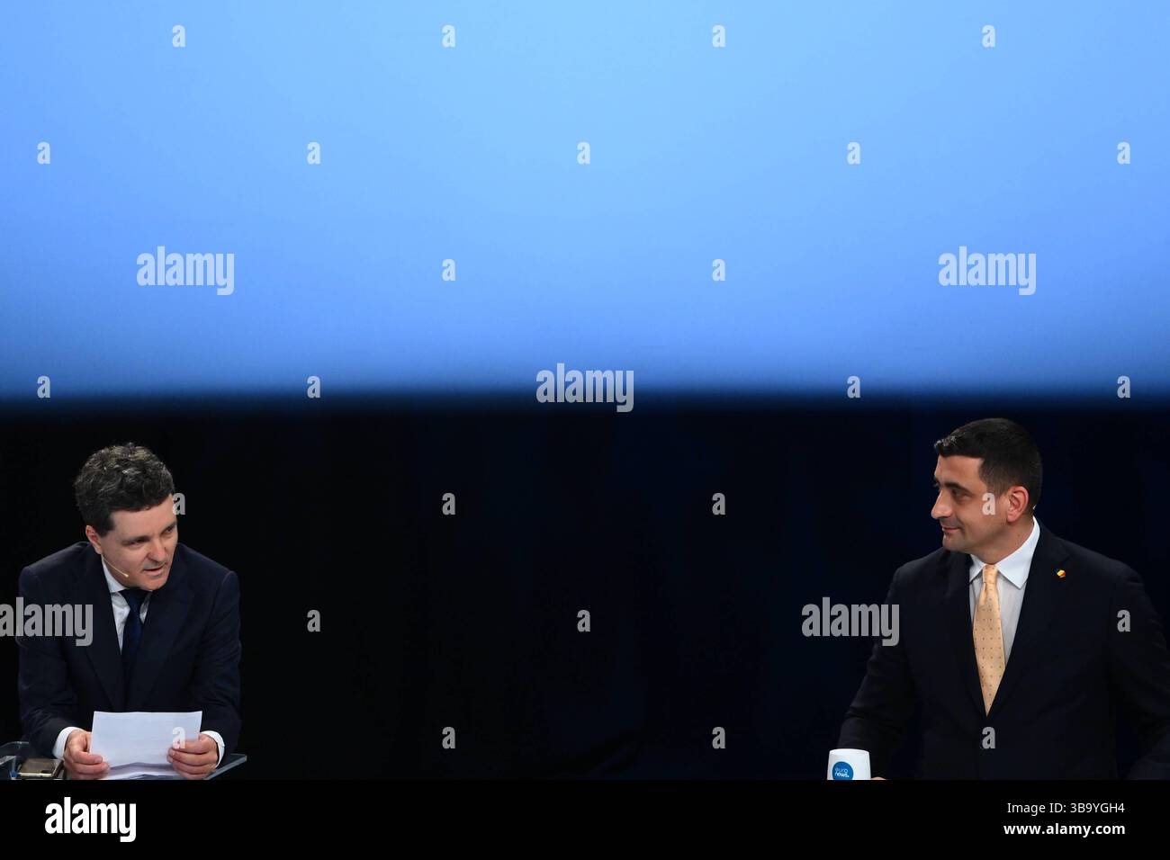 ROMANIA-POLITICS-VOTE-DEBATE Pro-European independent presidential ...