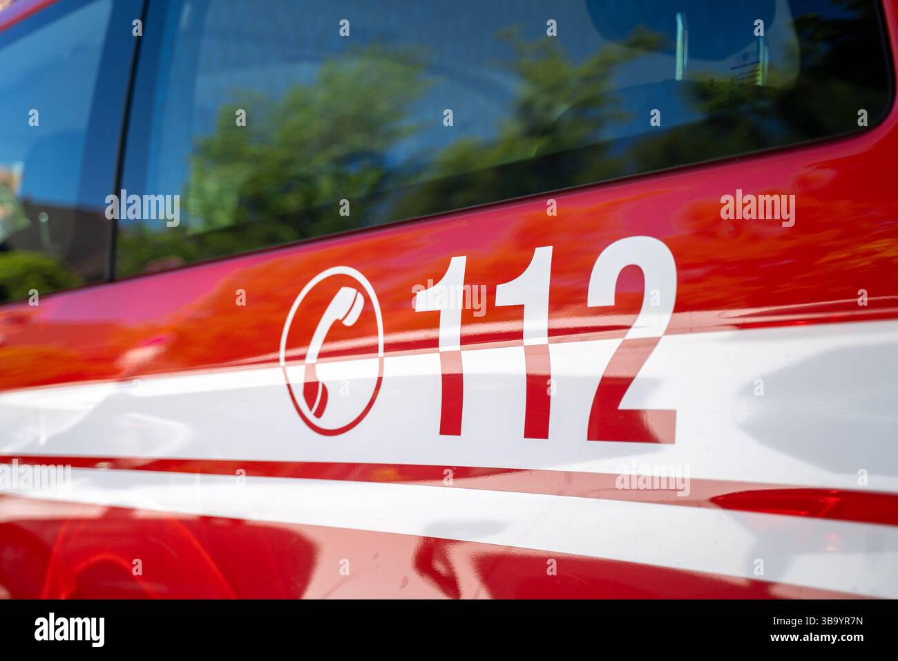 Themenbild - Einsatzfahrzeug der Feuerwehr mit Notrufnummer 112, 11.05. ...