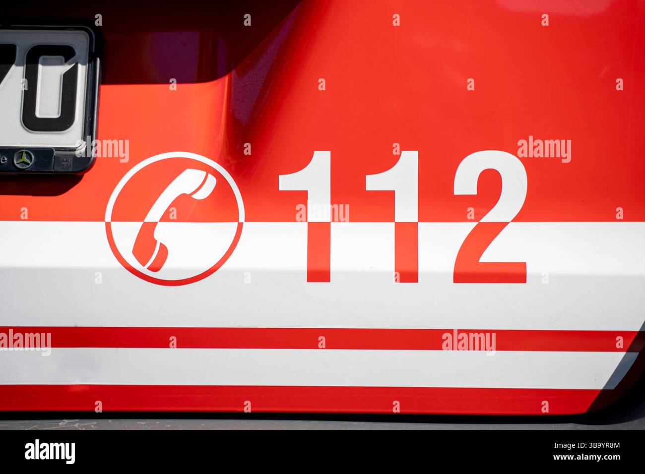 Themenbild - Einsatzfahrzeug der Feuerwehr mit Notrufnummer 112, 11.05. ...