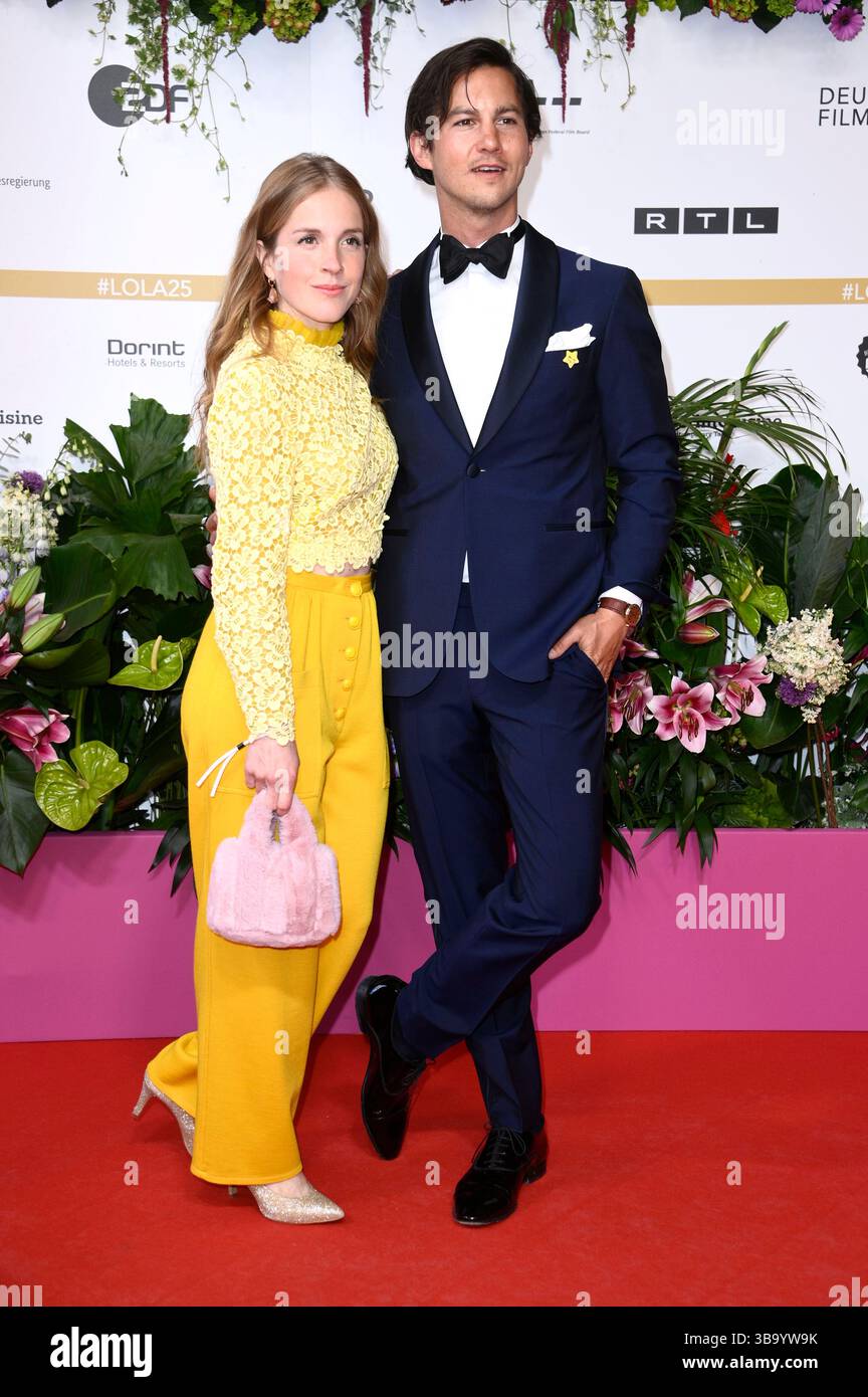 Paula Kalenberg und Tim Oliver Schultz bei der 75. Verleihung des ...