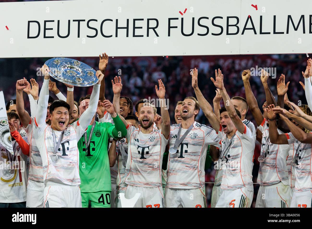 Min-Jae Kim (FC Bayern M?nchen, 3) h?lt die Schale hoch, Deutscher ...