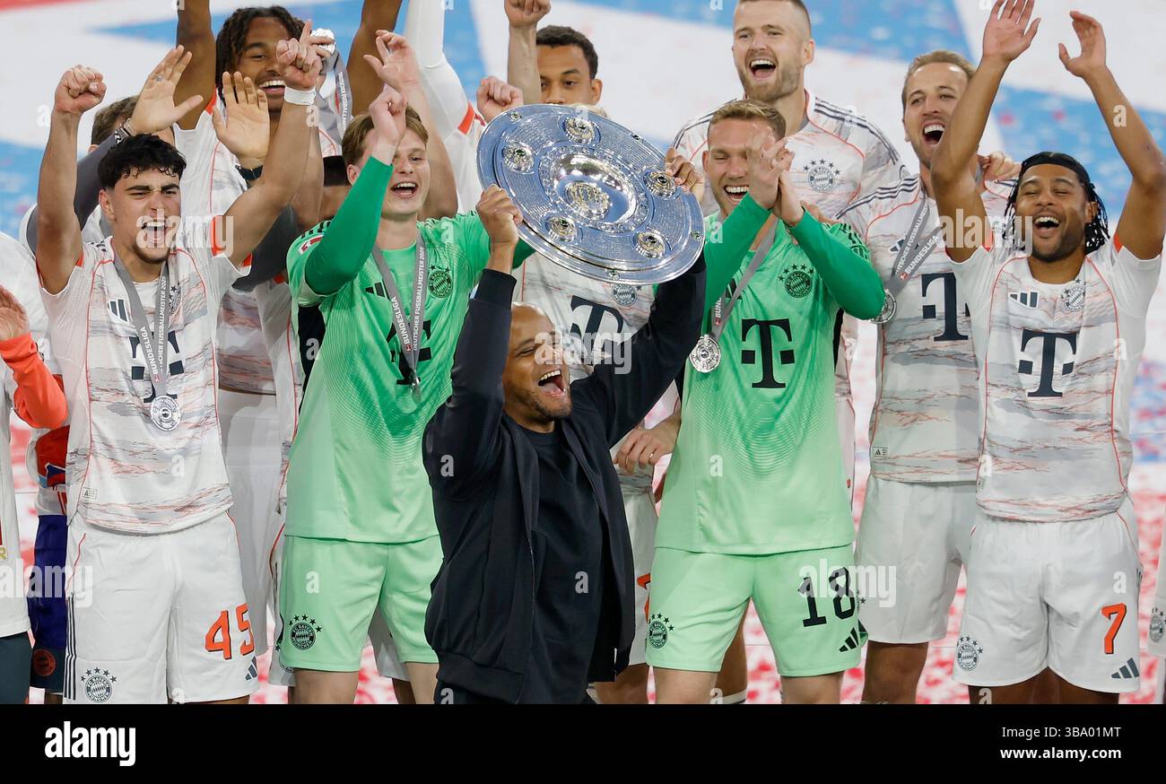 Trainer Vincent Kompany (FC Bayern Muenchen) mit der Meisterschale. 10.05.2025, Fussball, 1 ...