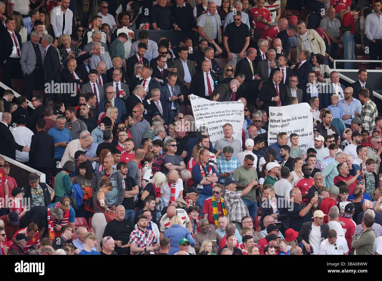 Manchester United fans unveil a banner directed at the Manchester ...