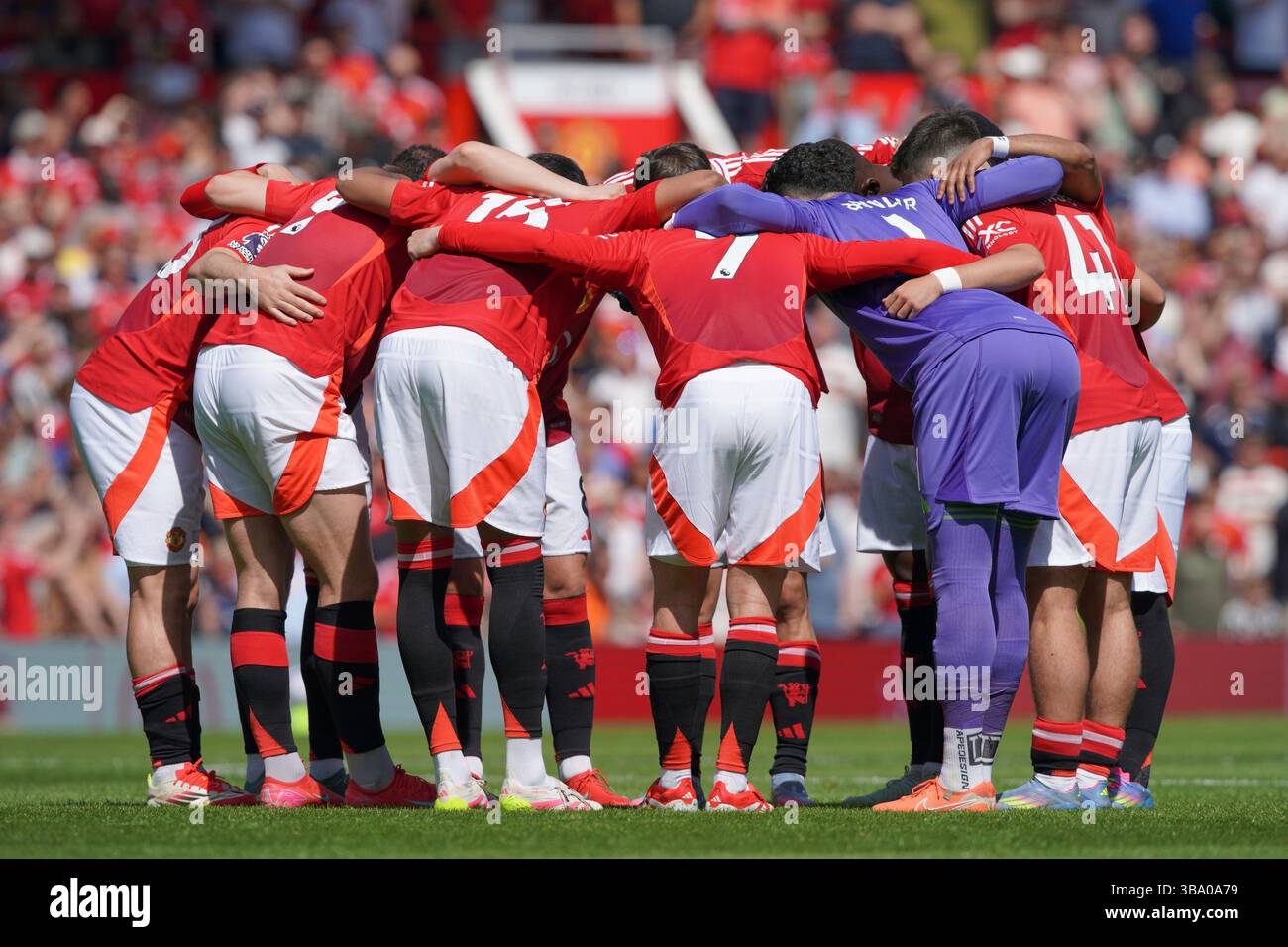 Manchester United team huddles just prior to kick off of the English ...
