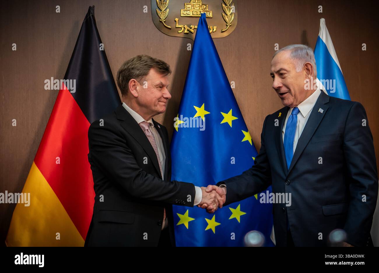 11 May 2025, Israel, Jerusalén: Johann Wadephul (left, CDU), German Foreign Minister, shakes ...