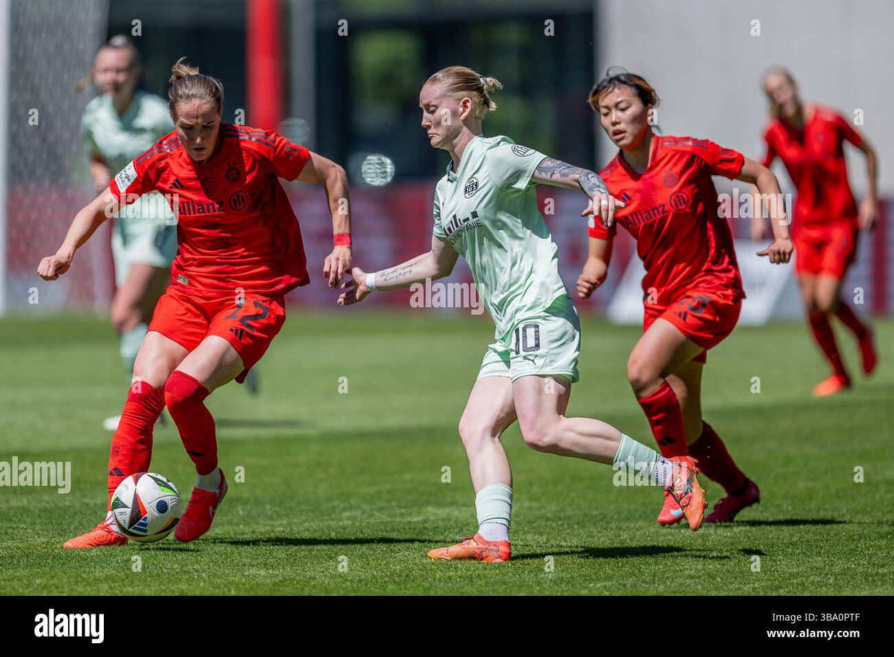 Muenchen, Deutschland. 11th May, 2025. Kampf um den Ball/Zweikampf ...