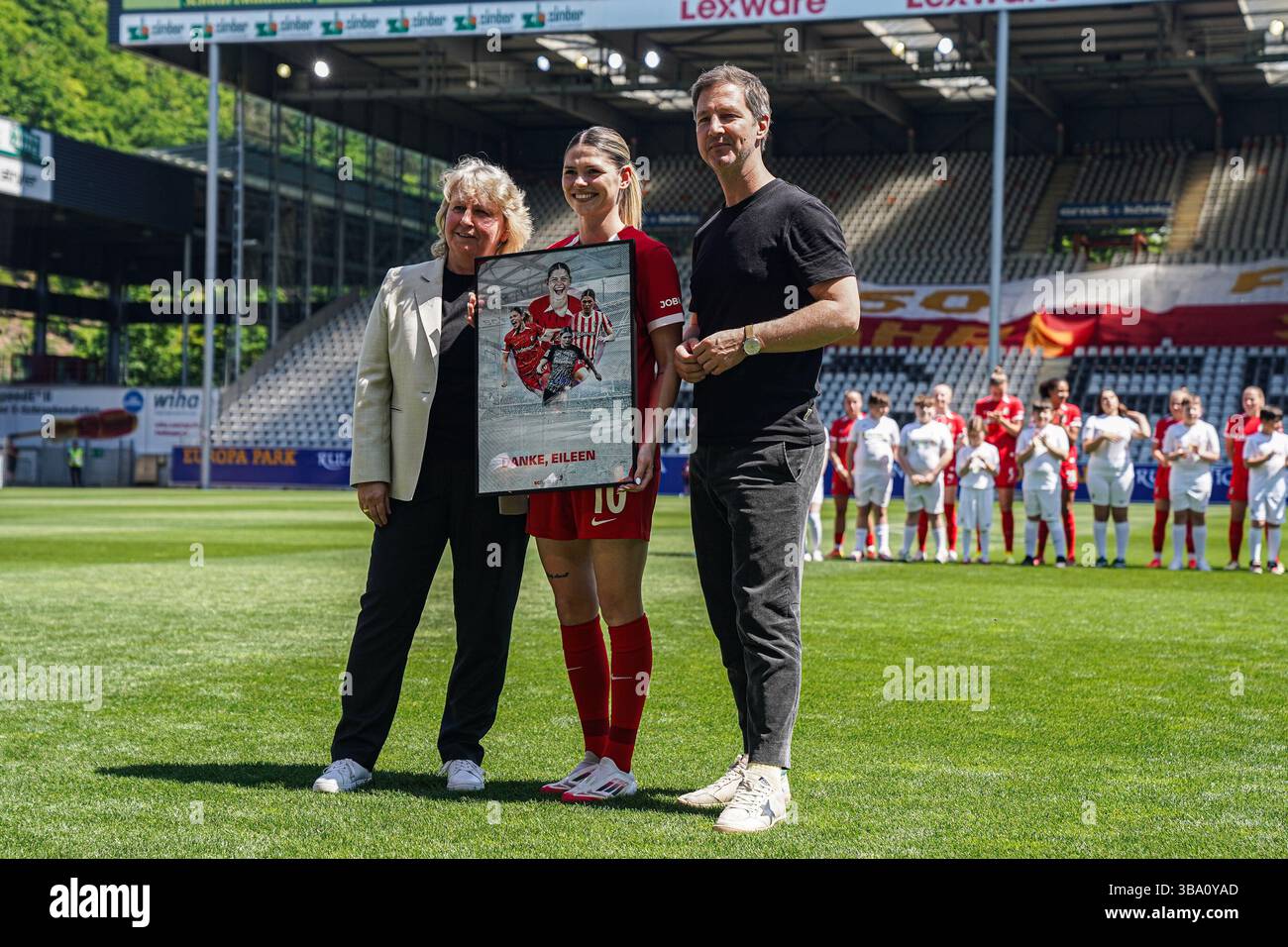 Freiburg, Deutschland. 11th May, 2025. ?bergabe als Dankesch?n zum Abschied Birgit Bauer-Schick ...