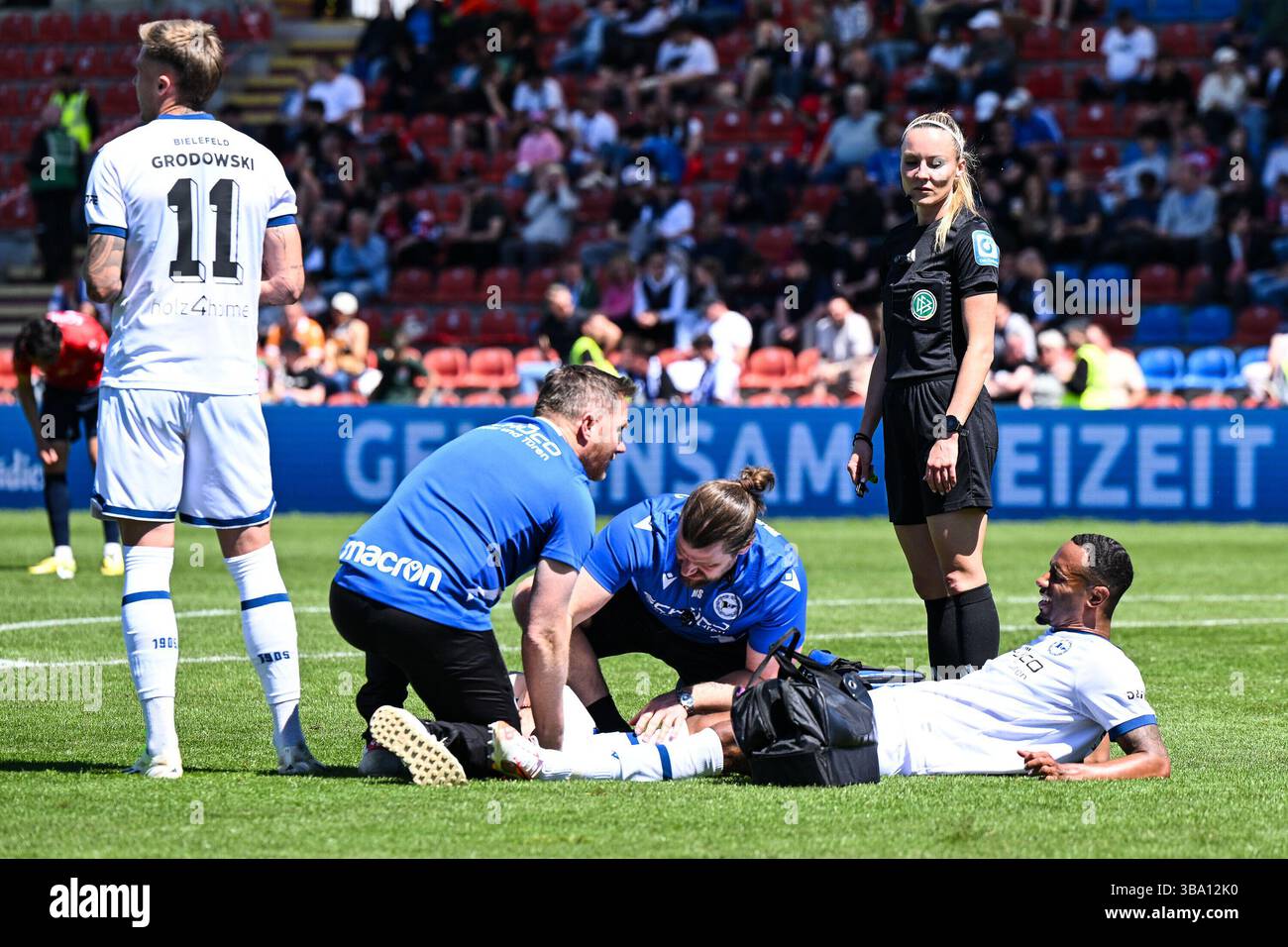 Unterhaching, Deutschland. 11th May, 2025. der angeschlagene Noah Joel SARENREN BAZEE (Arminia ...