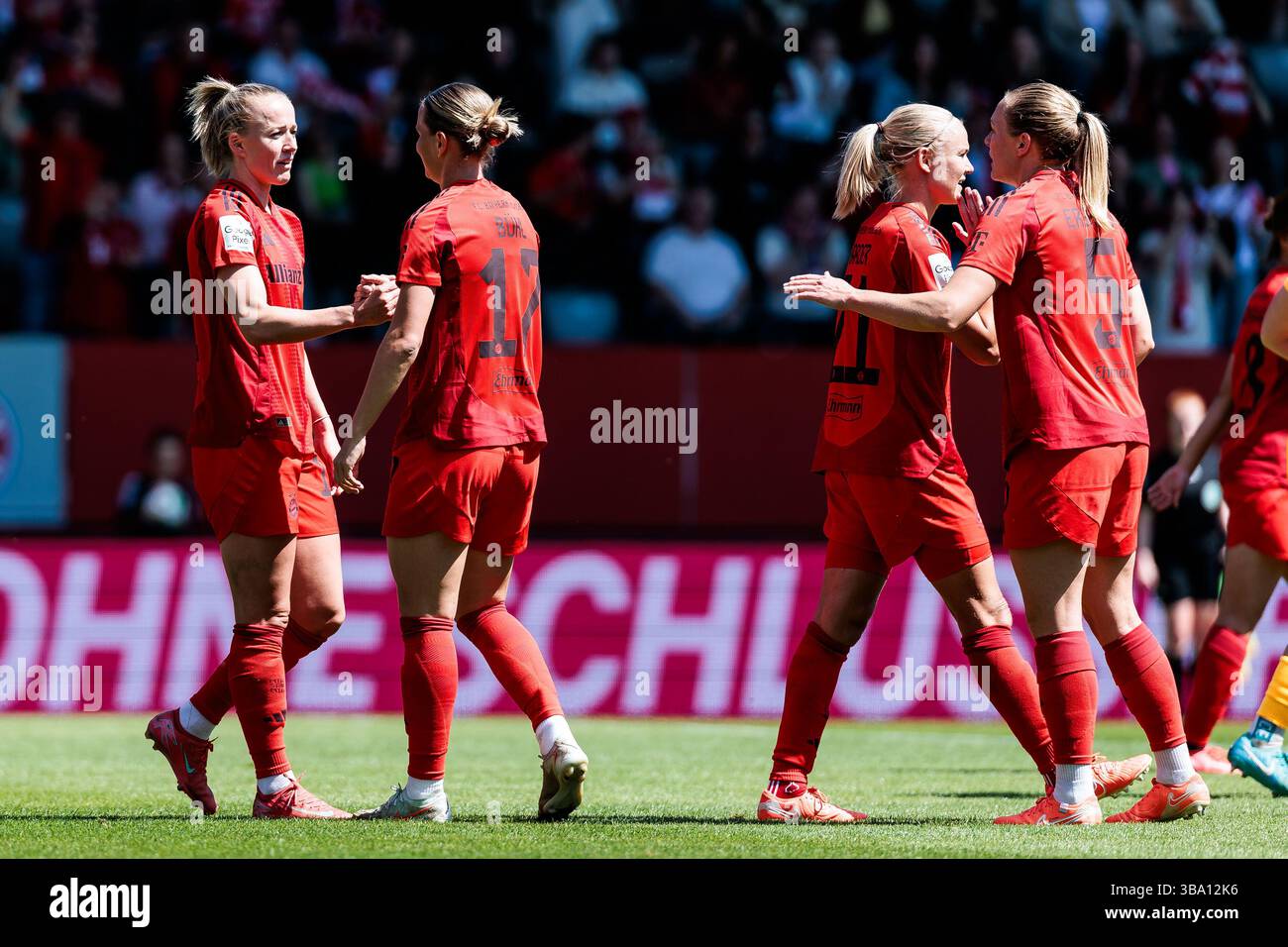 Jubel zum 1:0 durch Lea Sch?ller (FC Bayern M?nchen, 11) Google Pixel Frauen Bundesliga, FC ...