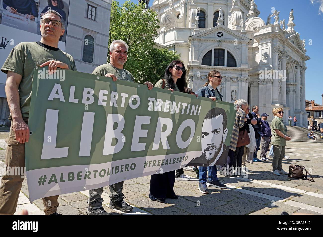 Activists of the Alberto Trentini Libero Committee, during the flash ...