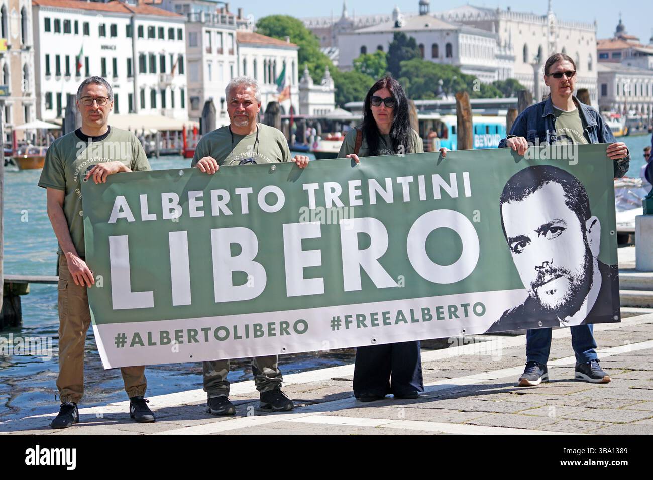 Activists of the Alberto Trentini Libero Committee, during the flash ...