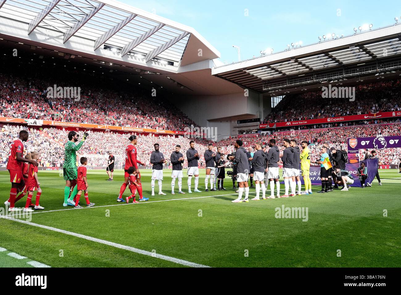 Arsenal players form a guard of honour for Liverpool ahead of the ...