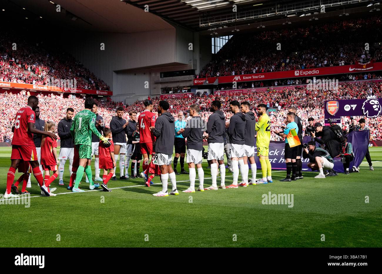 Arsenal players form a guard of honour for Liverpool ahead of the ...