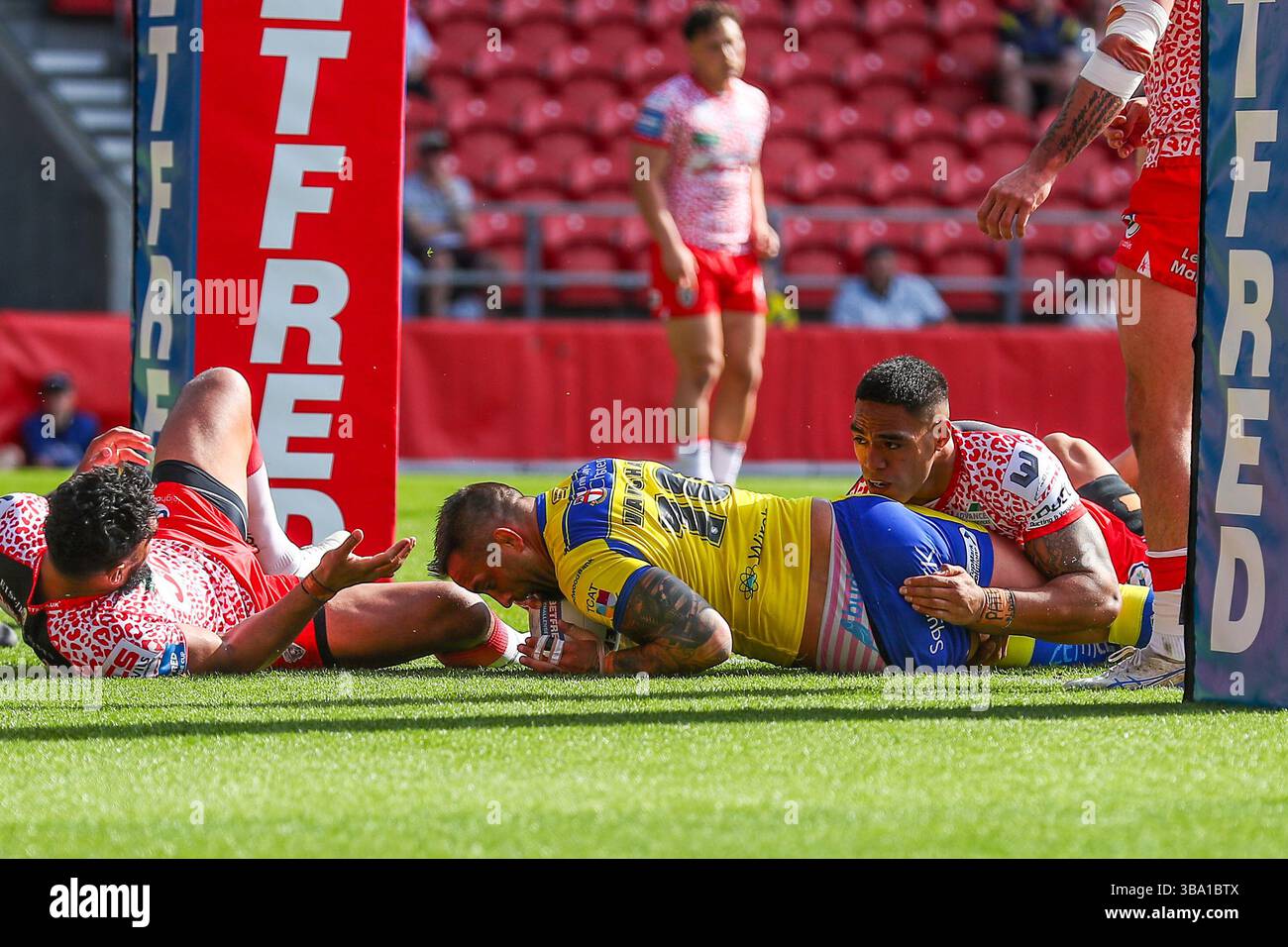 St Helens, UK. 11th May, 2025. Paul Vaughan of Warrington Wolves goes ...