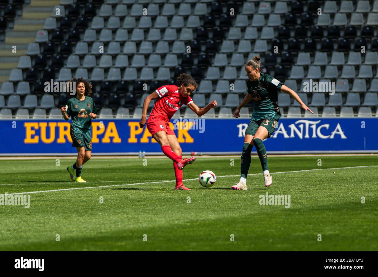 Freiburg, Deutschland. 11th May, 2025. Cora Zicai (SC Freiburg 28) mit ...