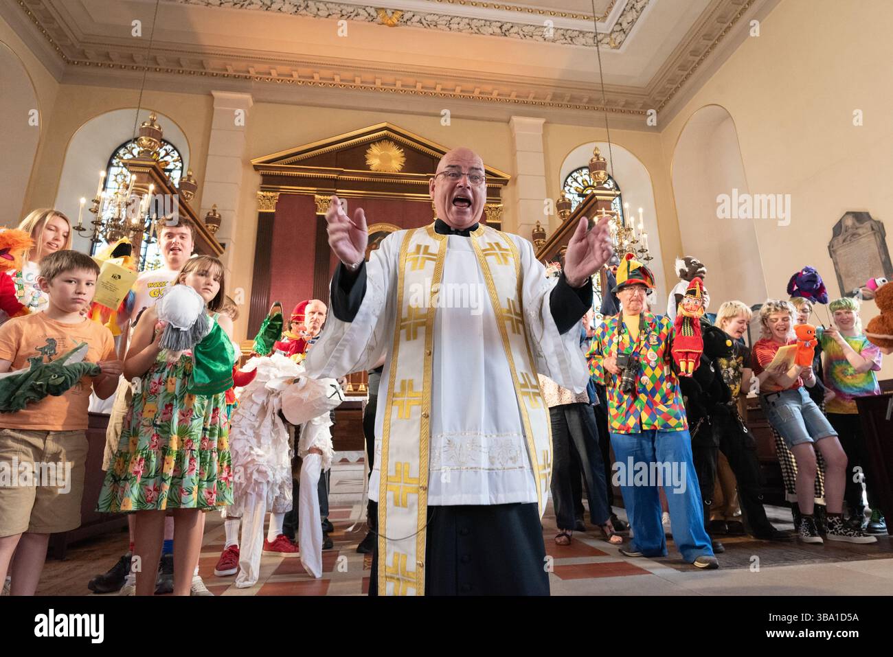 London, UK. 11 May, 2025. Reverend Simon Grigg leads the singing during ...