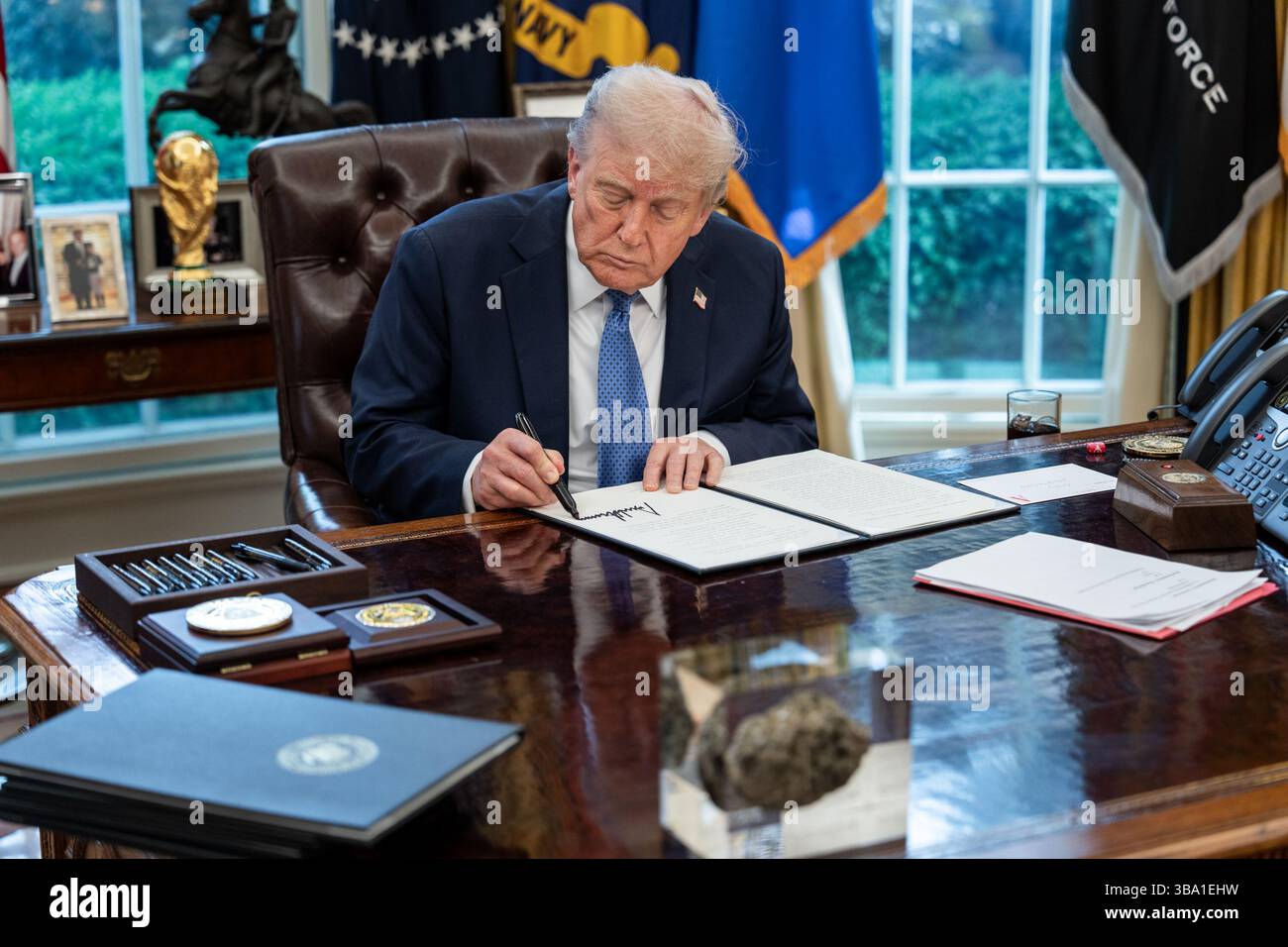 President Donald Trump signs Executive Orders in the Oval Office ...