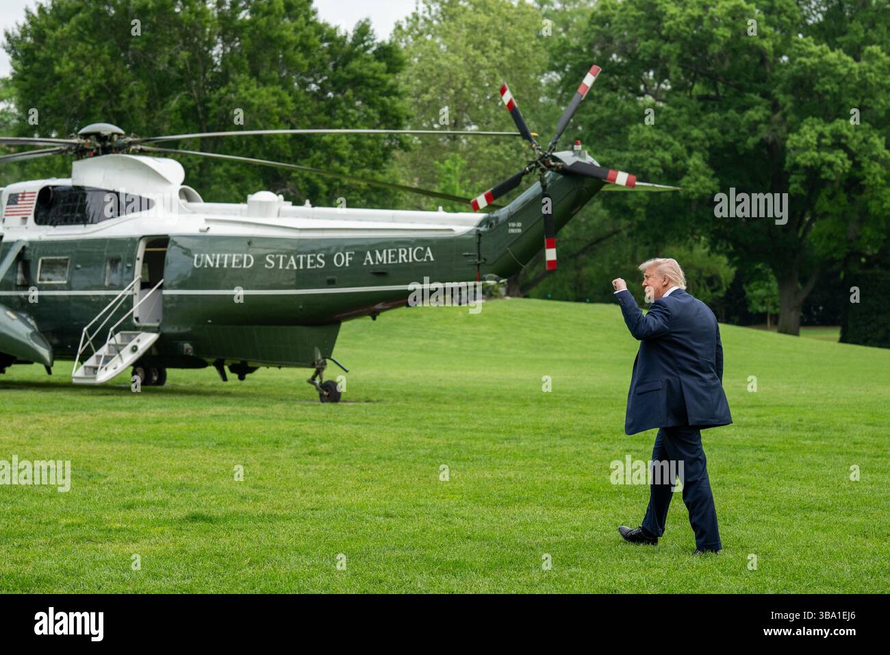 President Donald Trump boards Marine One on the South Lawn of the White ...