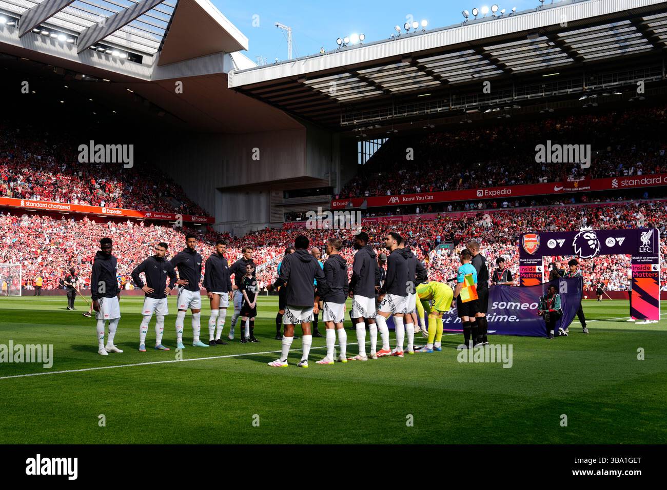 Arsenal players form a guard of honour during the Premier League match ...