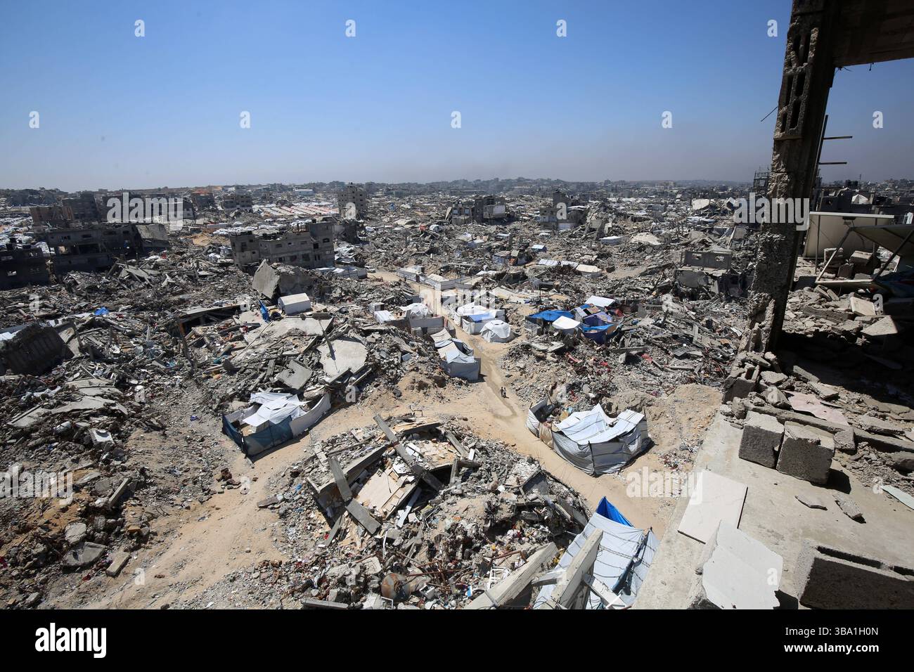 Displaced Palestinians taking refuge in makeshift tents and heavily ...