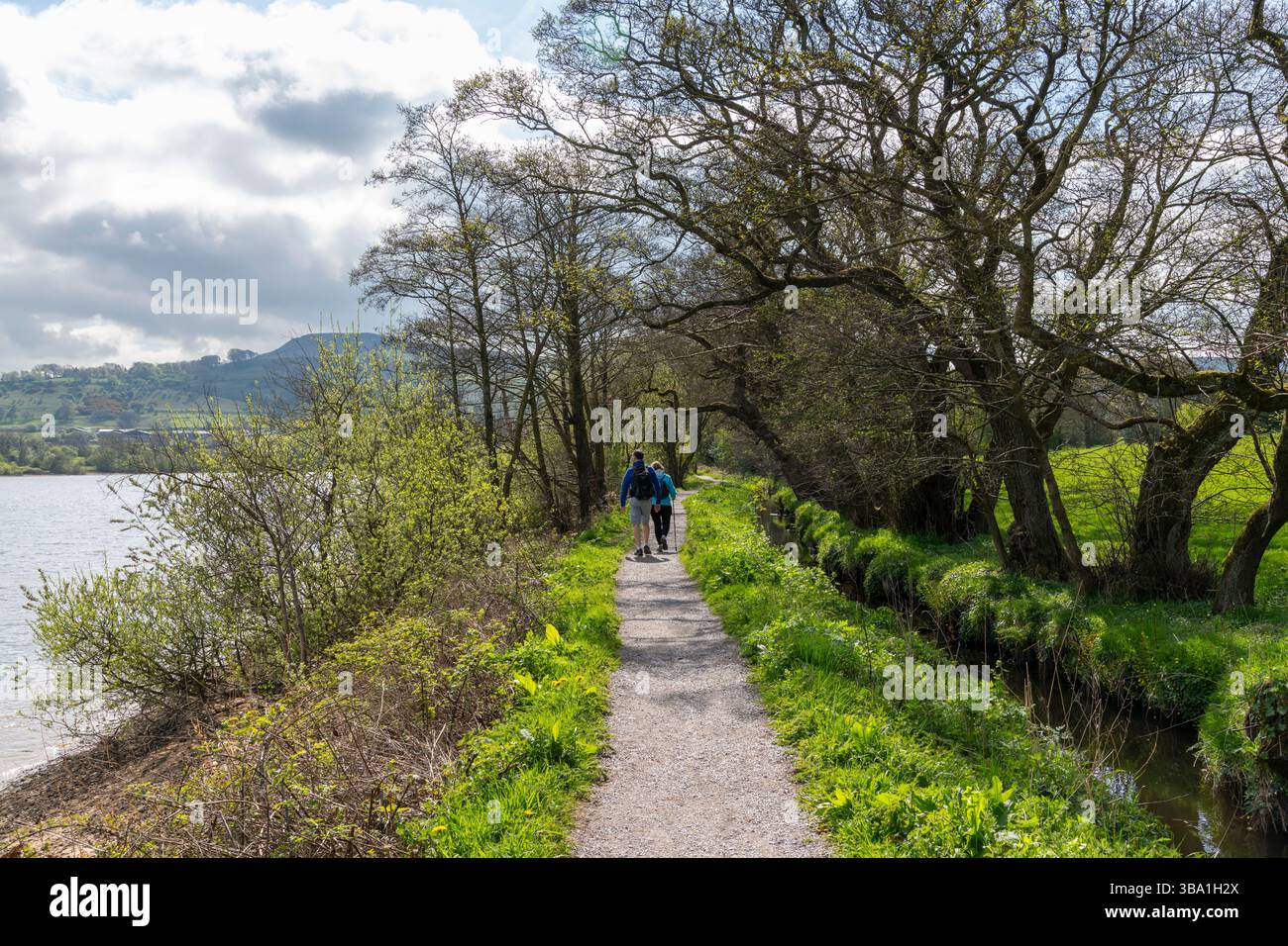 Couple walking beside Combs reservoir near Chapel-en-le-Frith ...