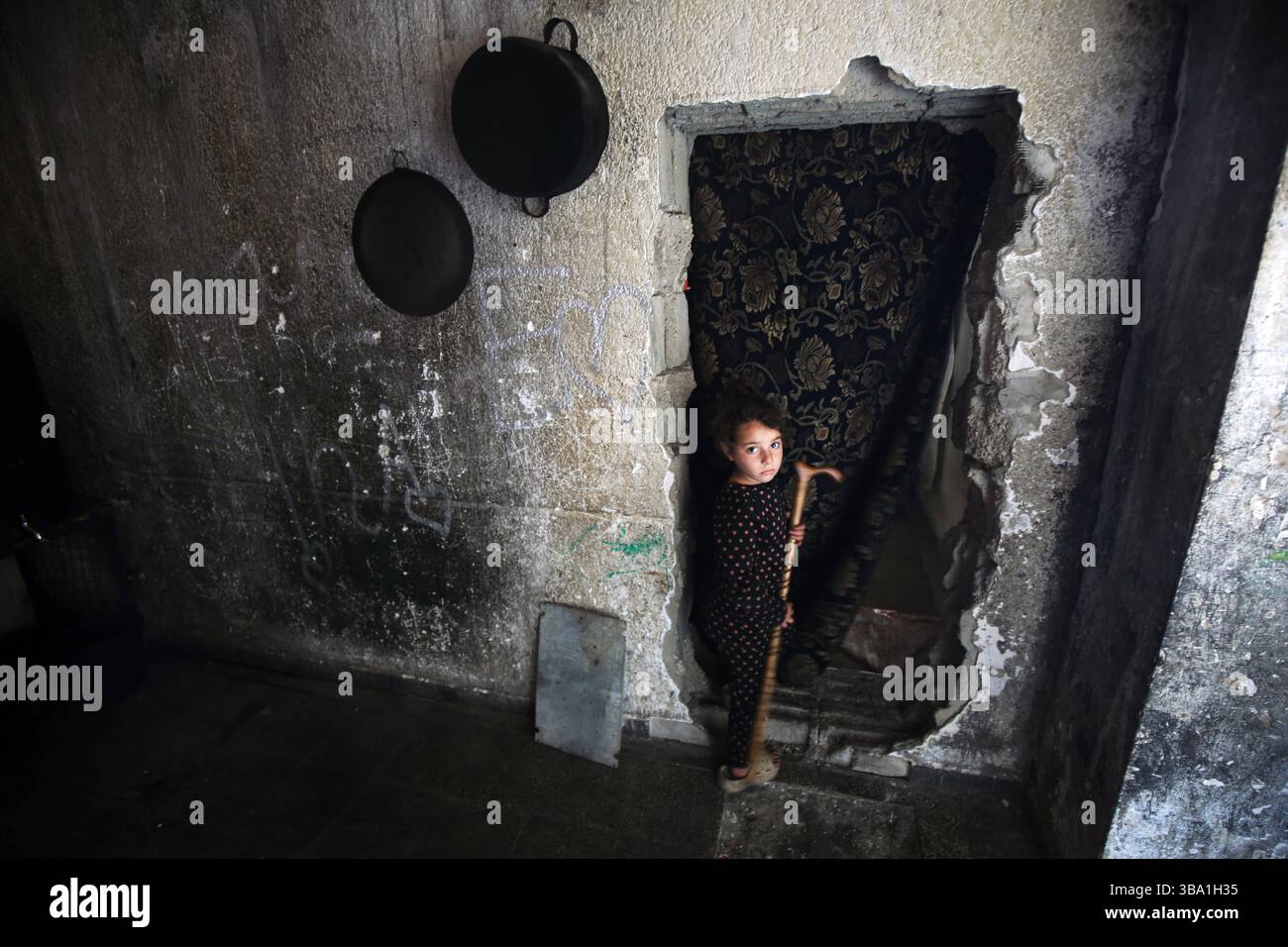 Displaced Palestinians taking refuge in makeshift tents and heavily ...