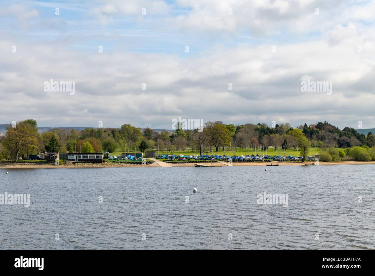 Combs reservoir in the High Peak near Chapel-en-le-Frith, Derbyshire ...